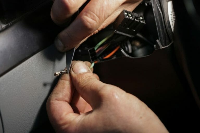 7 Bad Ground Wire Symptoms (How To Diagnose)