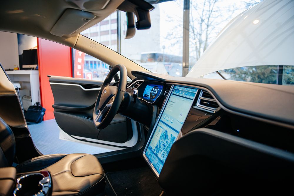 Tesla Screen Is Frozen (Causes And Fixes)